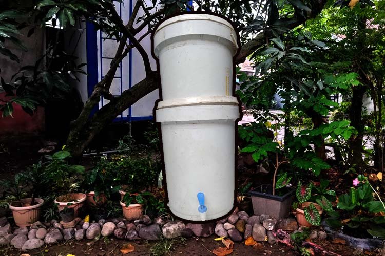 Komposter, Membuat Pupuk Organik Cair Sekaligus Kompos | Barisan